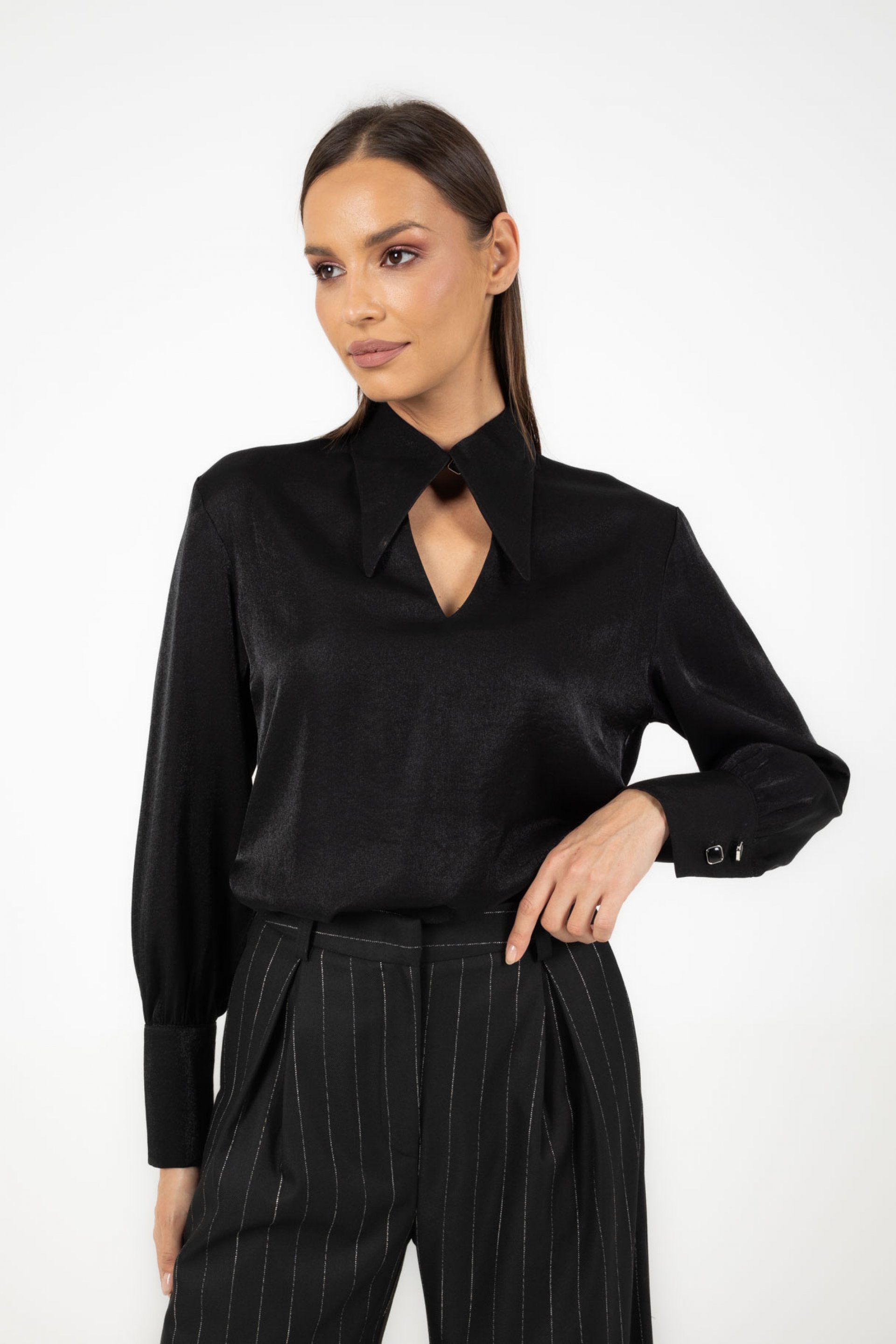 CRNA BLUZA SA IZREZOM